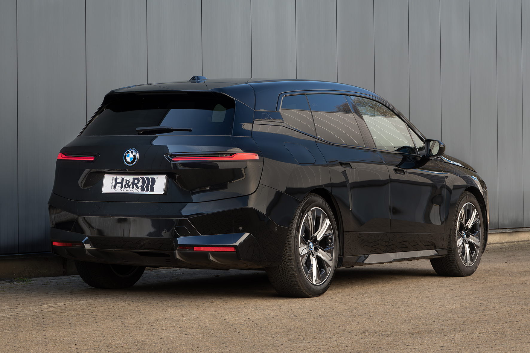 Mission possible: Der BMW IX mit H&R Tieferlegungsfedern - H & R